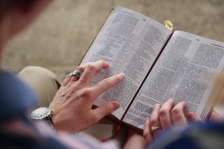 ¿Qué dice la Biblia sobre el chisme? - Sabiduria biblica para la vida ...